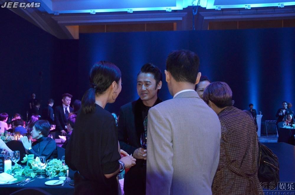 吴秀波大奔头亮相 尽显迷人绅士范儿 - 紫龙互娱 - Powered by JEECMS